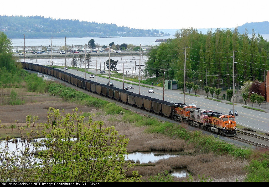 BNSF 6114 Northbound loaded coal at Bayside